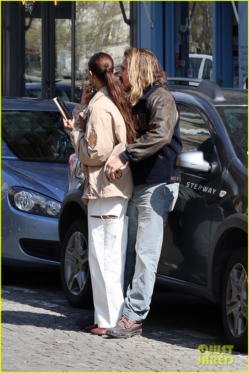 New Photos Show Zoe Saldana & Husband Marco Perego Flaunting Cute PDA ...