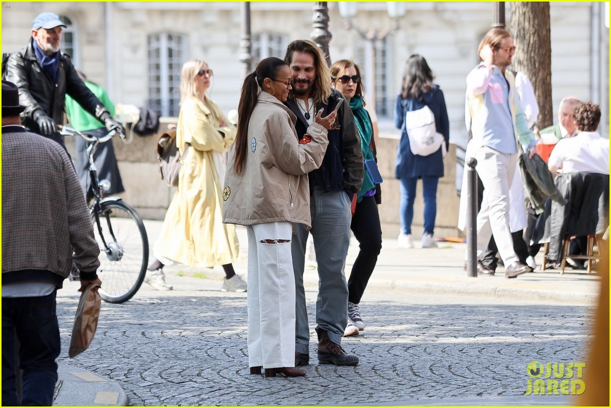 New Photos Show Zoe Saldana & Husband Marco Perego Flaunting Cute PDA ...