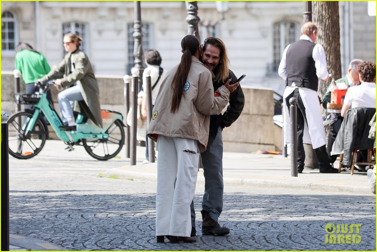 New Photos Show Zoe Saldana & Husband Marco Perego Flaunting Cute PDA ...