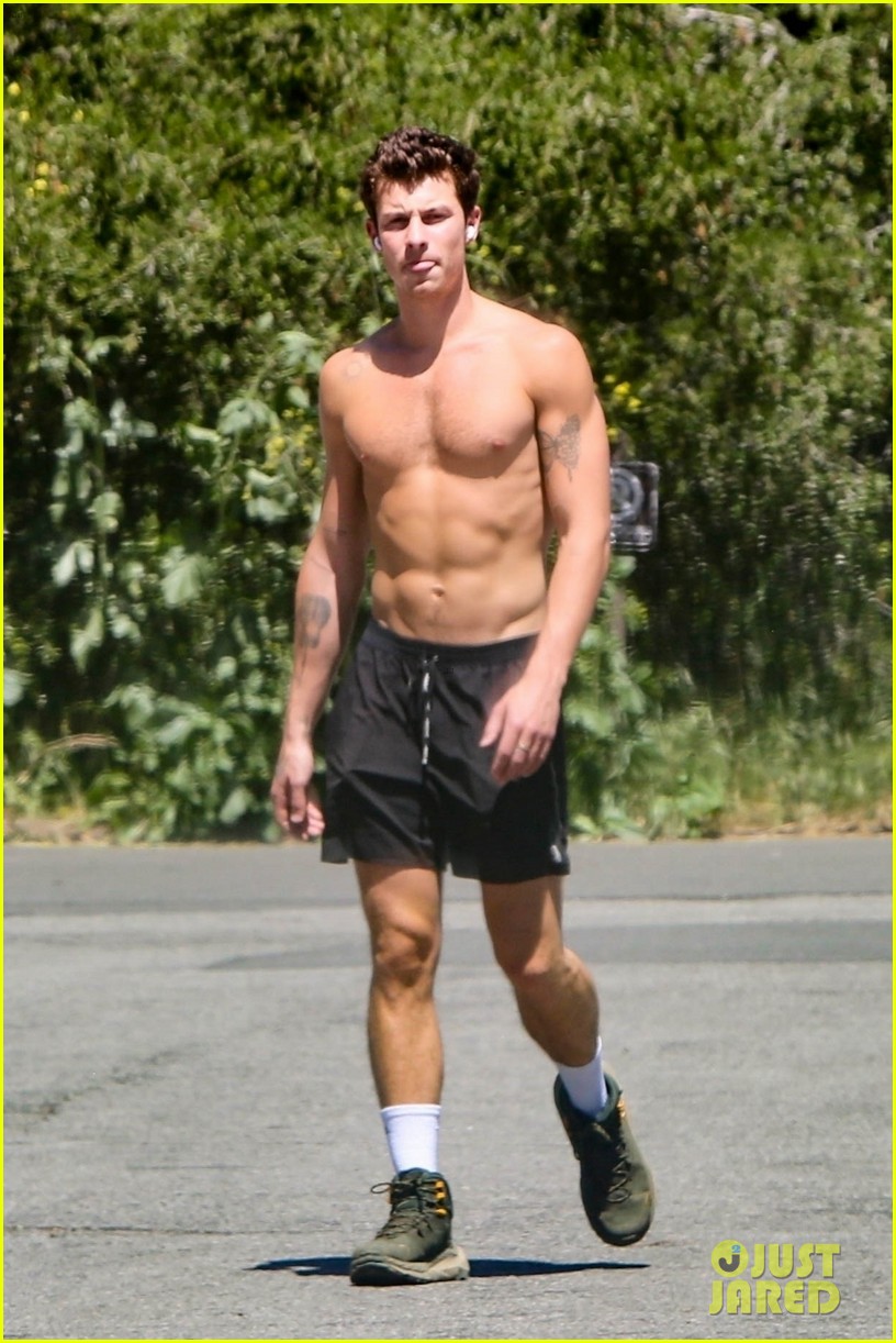 Shawn Mendes Kicks Off His Weekend with a Shirtless Hike in the ...