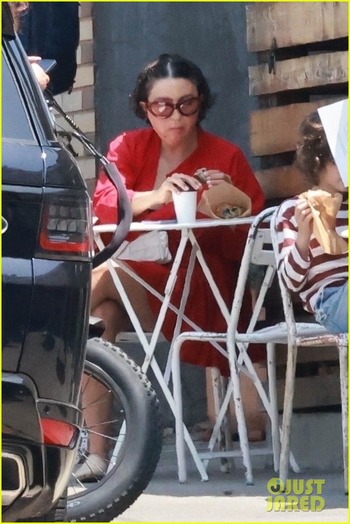 Alia Shawkat Picks Up Lunch to Go in Los Feliz: Photo 4937137 | Photos ...