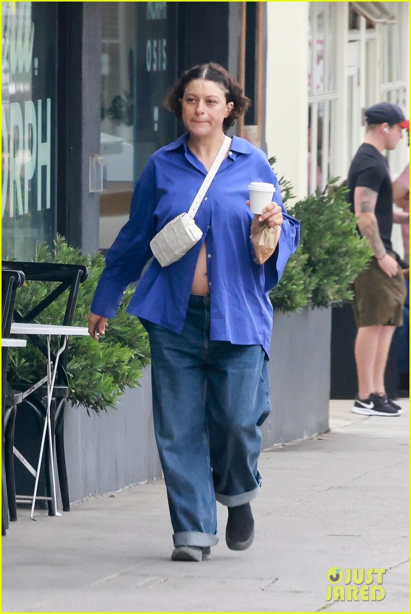 Alia Shawkat Picks Up Lunch to Go in Los Feliz: Photo 4937144 | Photos ...