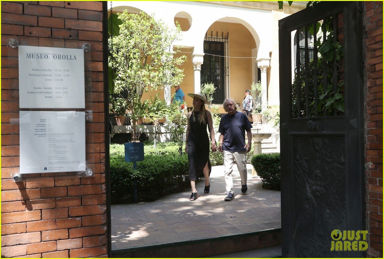 Relaxed Amber Heard Explores Madrid Amid Rumors She's Leaving Hollywood ...