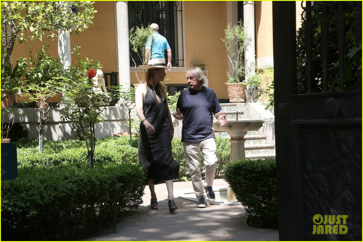 Relaxed Amber Heard Explores Madrid Amid Rumors She's Leaving Hollywood ...