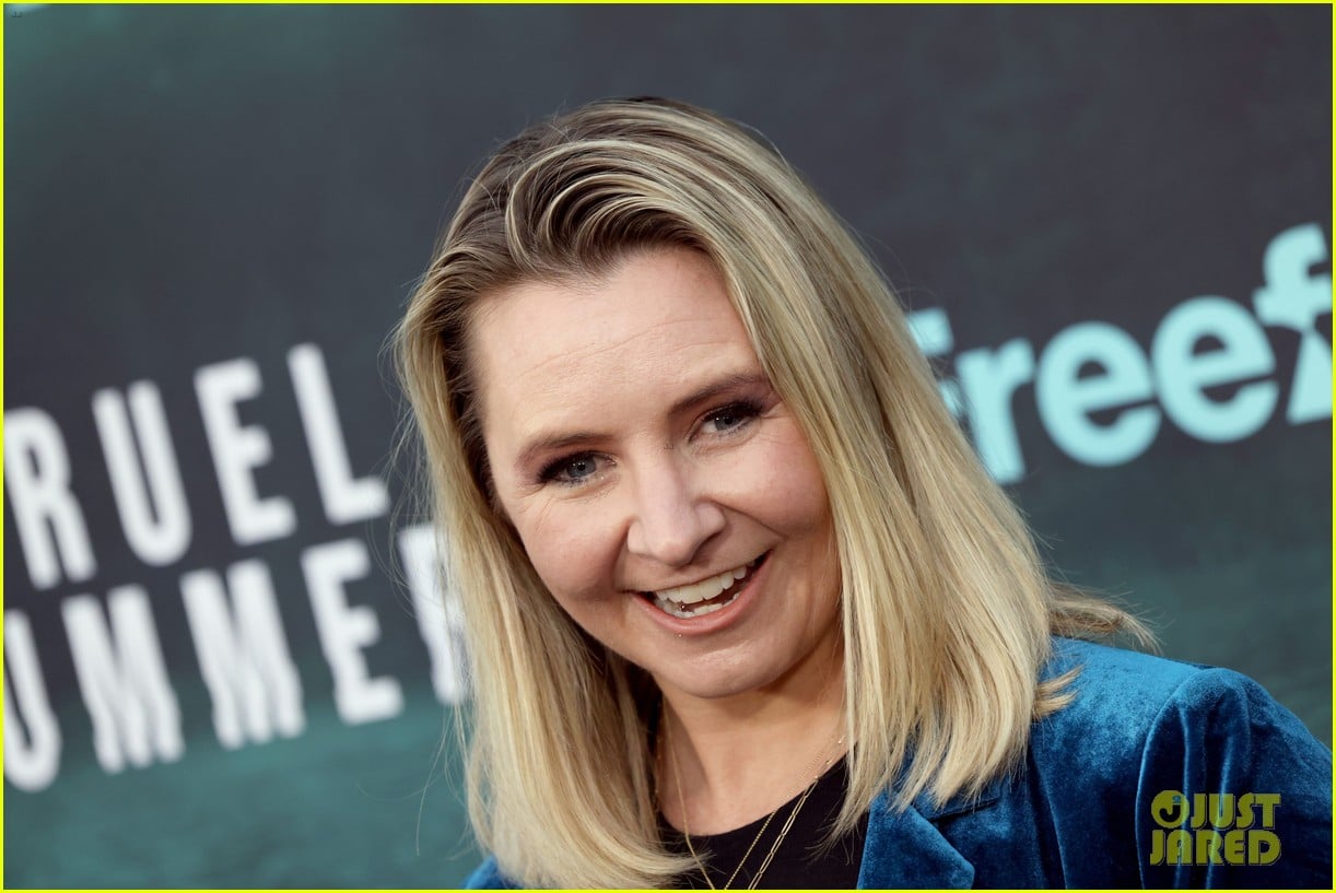 Jessica Biel Reunites With Beverley Mitchell & More 90s Stars at 'Cruel ...