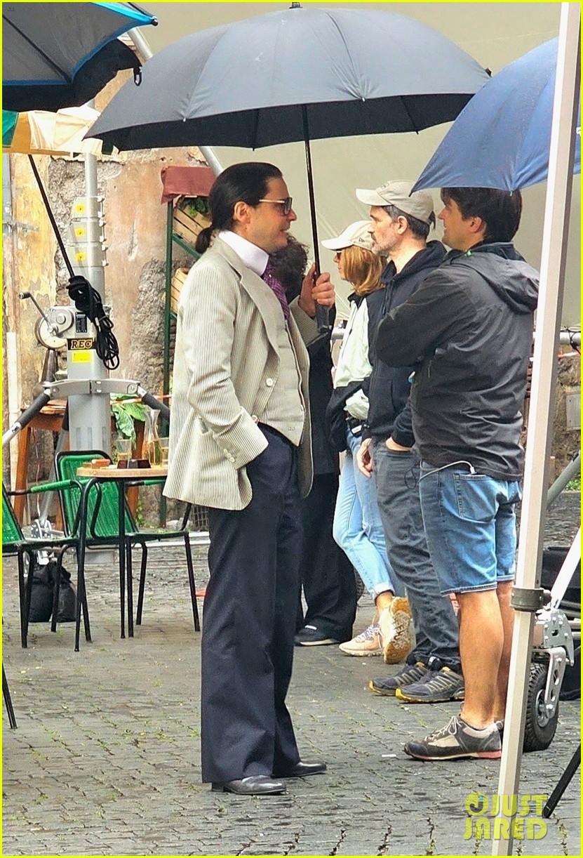 Daniel Bruhl Transform into Young Karl Lagerfeld While Filming Disney+ ...