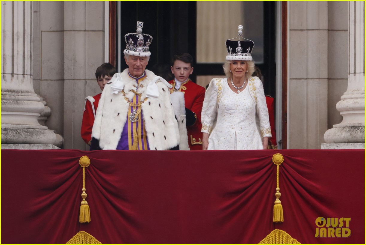 King Charles & Queen Camilla Wave to the Crowds from Buckingham Palace Balcony on Coronation Day ...