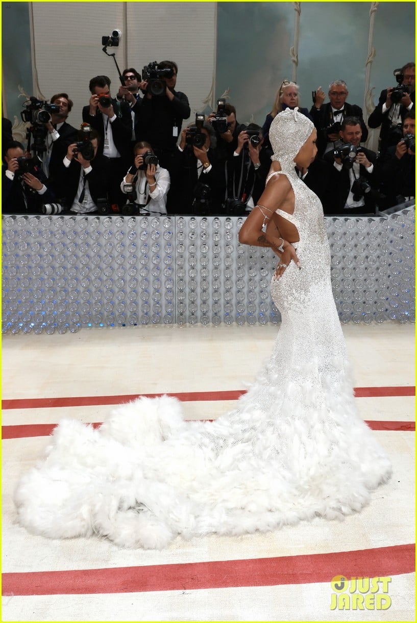 Doja Cat Transforms Into Karl Lagerfeld's Beloved Cat Choupette for Met ...
