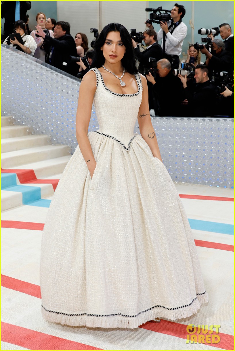 Co-Chair Dua Lipa Arrives in Vintage Chanel at the Met Gala 2023: Photo ...