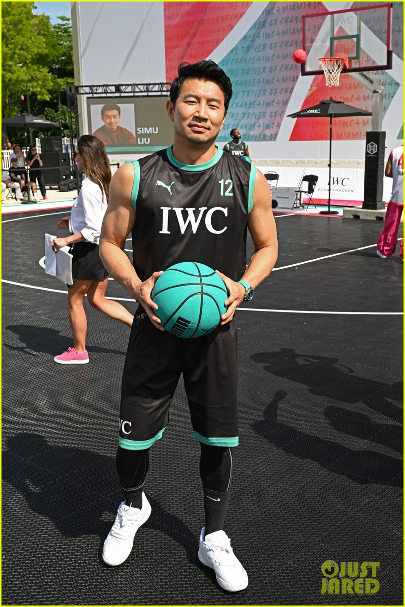 F1 Driver Lewis Hamilton Takes Part in Free Throw Basketball Challenge ...