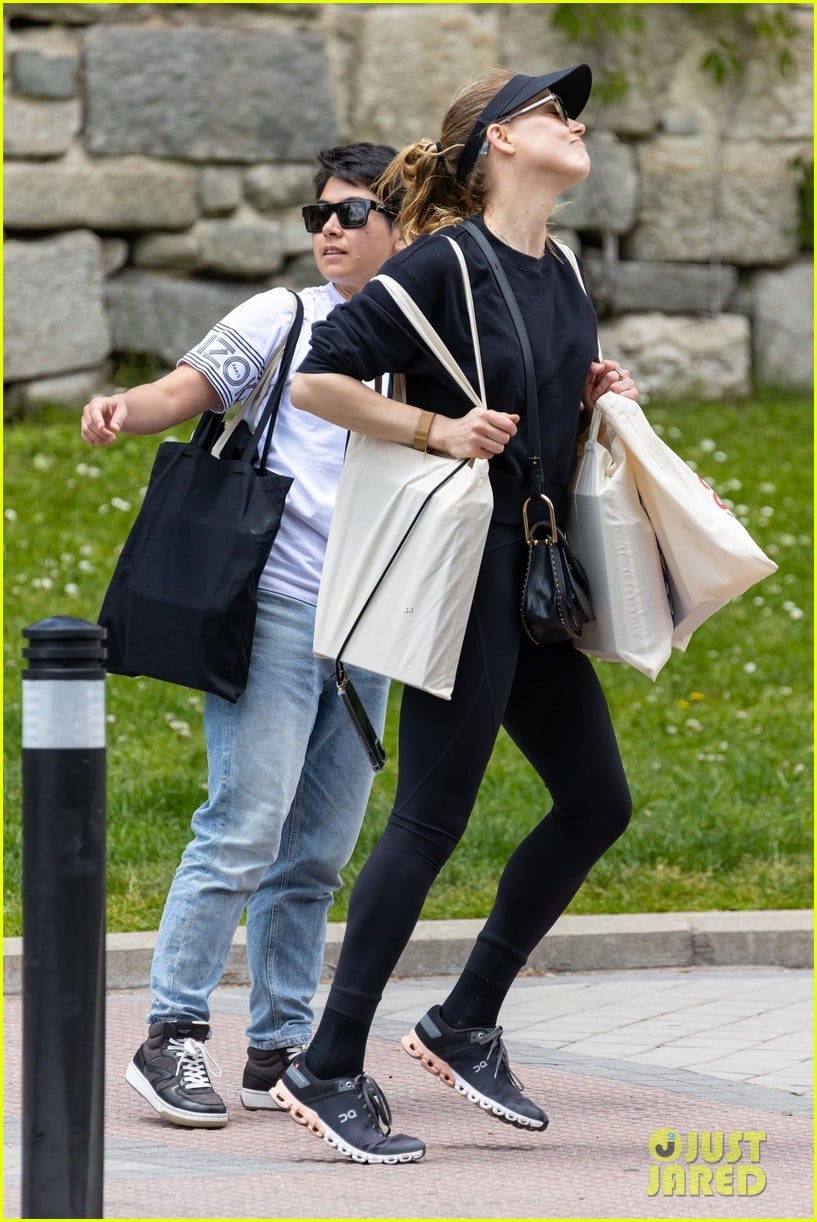 Amber Heard Does Some Shopping at Book Fair in Madrid: Photo 4939671 ...