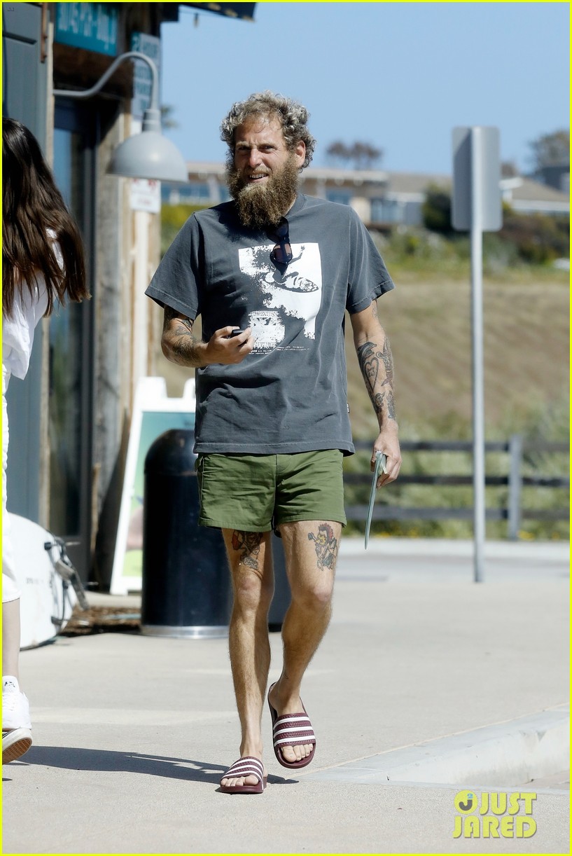 Jonah Hill Shows Off His Surfer Style While Stopping at a Board Shop ...