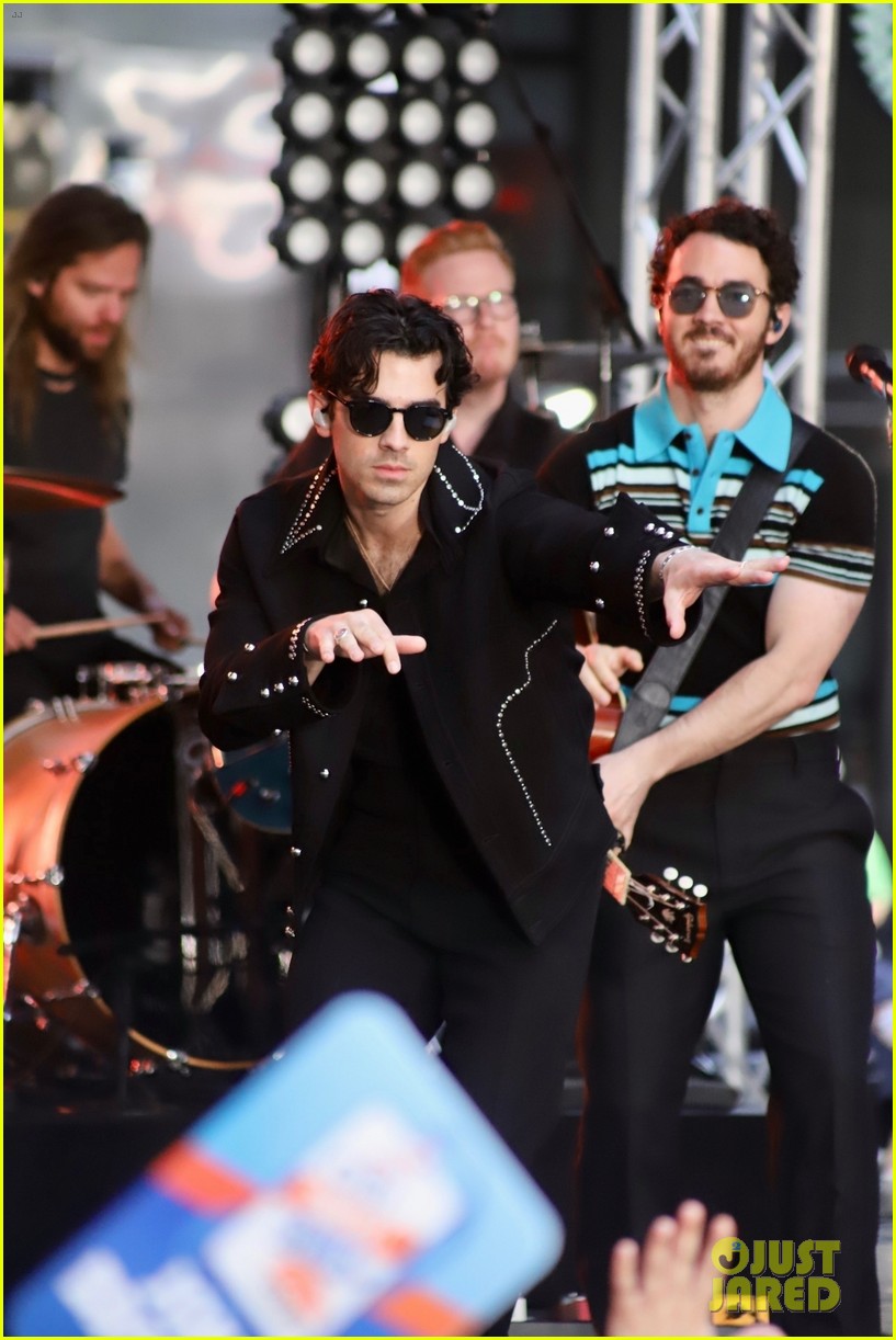 Jonas Brothers Perform New Songs 'Waffle House' & 'Summer Baby' on ...