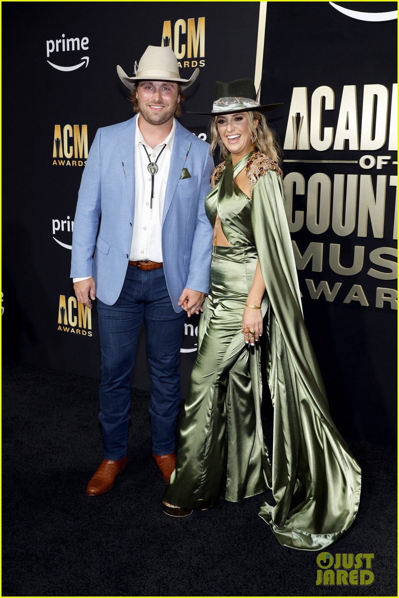 Lainey Wilson Reveals Her New Boyfriend, Football Player Delvin Hodges ...