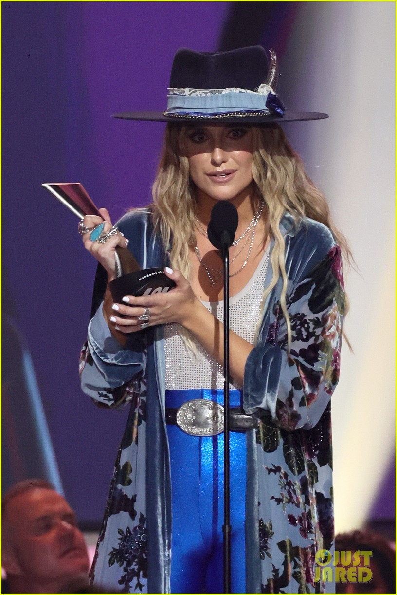 Lainey Wilson Reveals Her New Boyfriend, Football Player Delvin Hodges ...