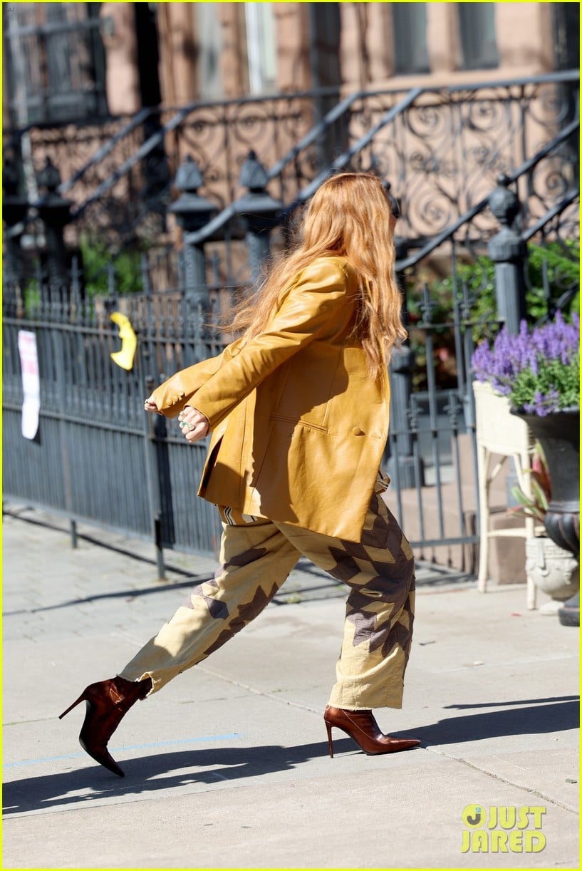Blake Lively Wears Pants Over Her Pants in New Photos from 'It Ends ...