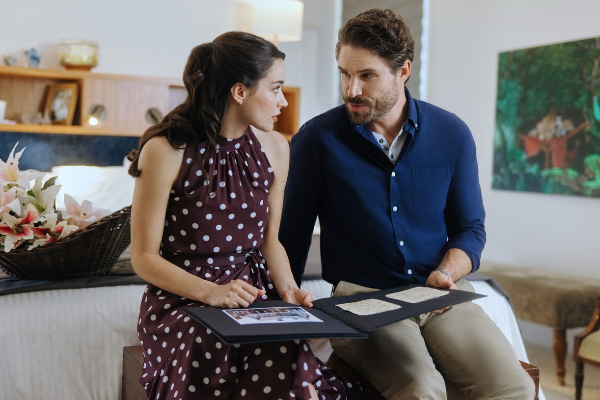 Rhiannon Fish Finds Unexpected Love At Her Parents' Vow Renewal in ...