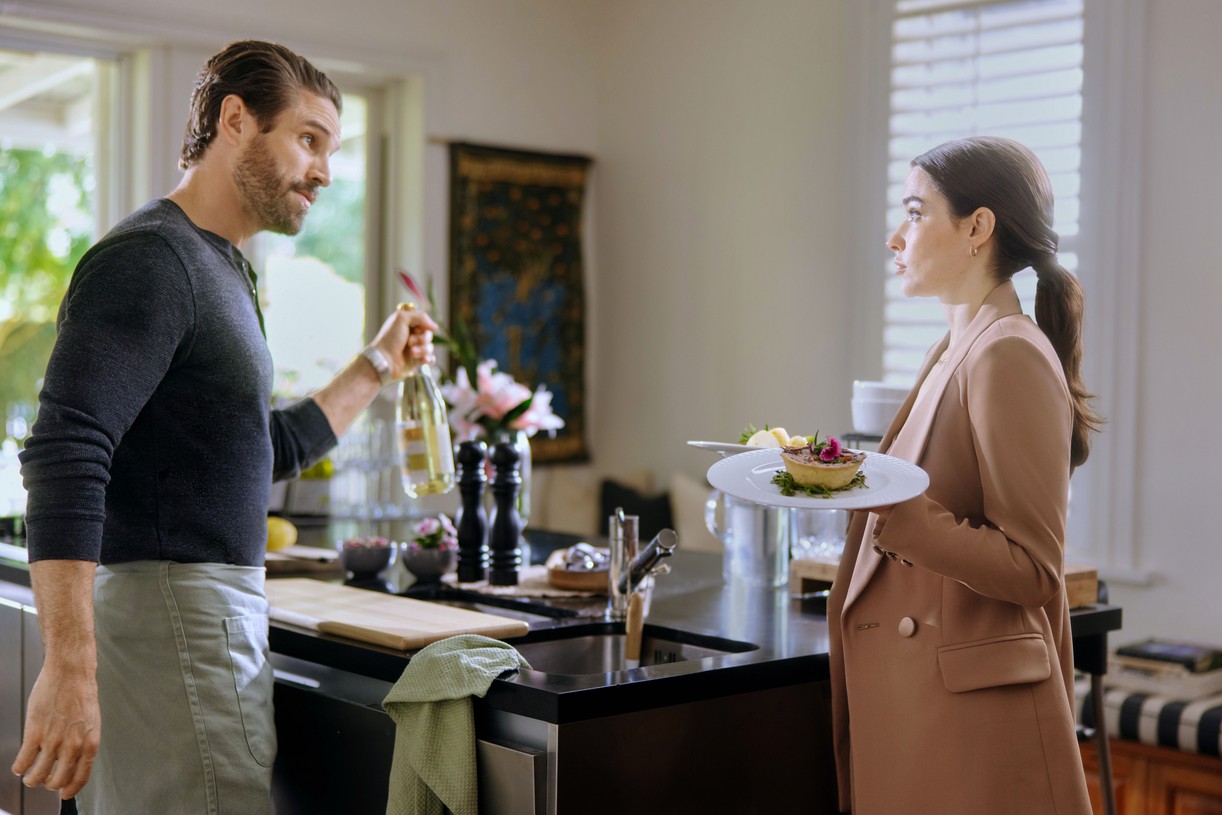 Rhiannon Fish Finds Unexpected Love At Her Parents' Vow Renewal in ...