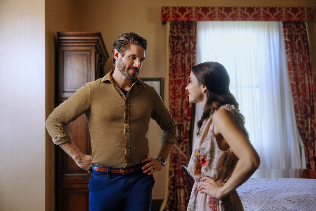 Rhiannon Fish Finds Unexpected Love At Her Parents' Vow Renewal in ...