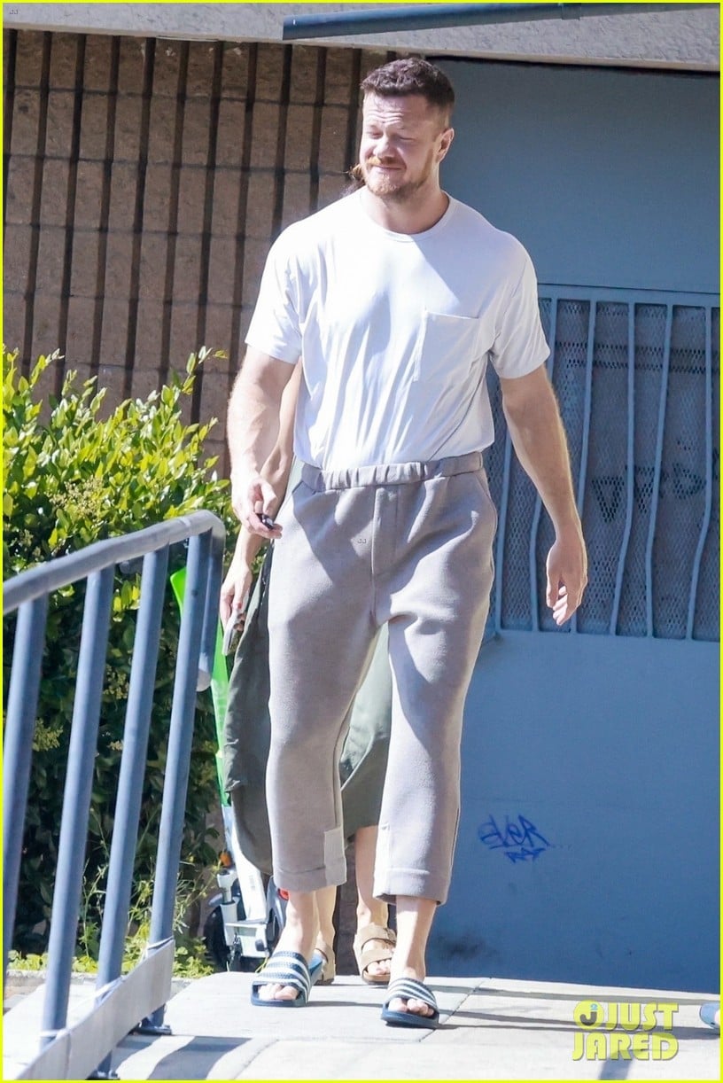Minka Kelly & Boyfriend Dan Reynolds Visit Tanning Salon Together in ...