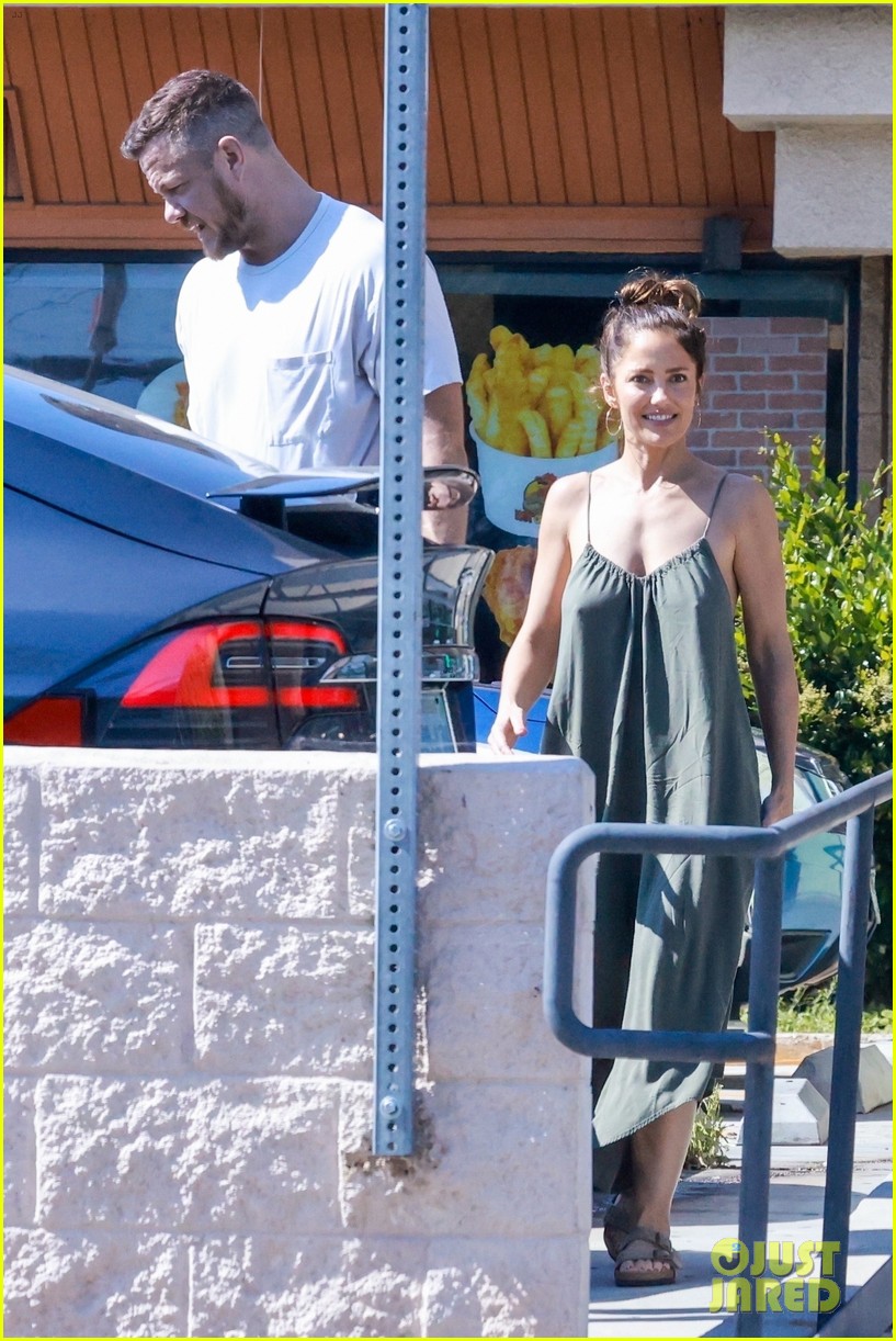 Minka Kelly & Boyfriend Dan Reynolds Visit Tanning Salon Together in ...