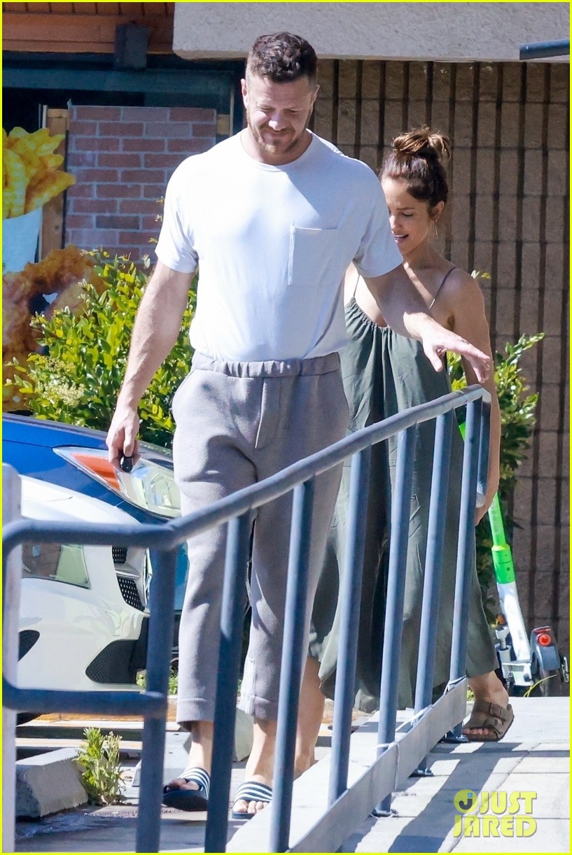 Minka Kelly & Boyfriend Dan Reynolds Visit Tanning Salon Together in ...