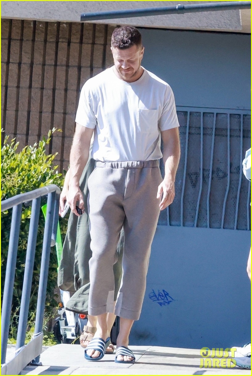 Minka Kelly & Boyfriend Dan Reynolds Visit Tanning Salon Together in ...