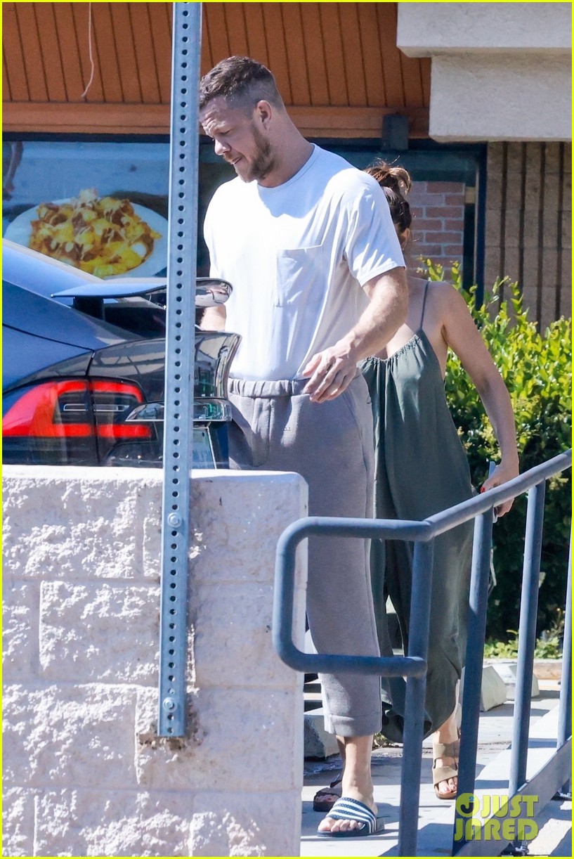 Minka Kelly & Boyfriend Dan Reynolds Visit Tanning Salon Together in ...