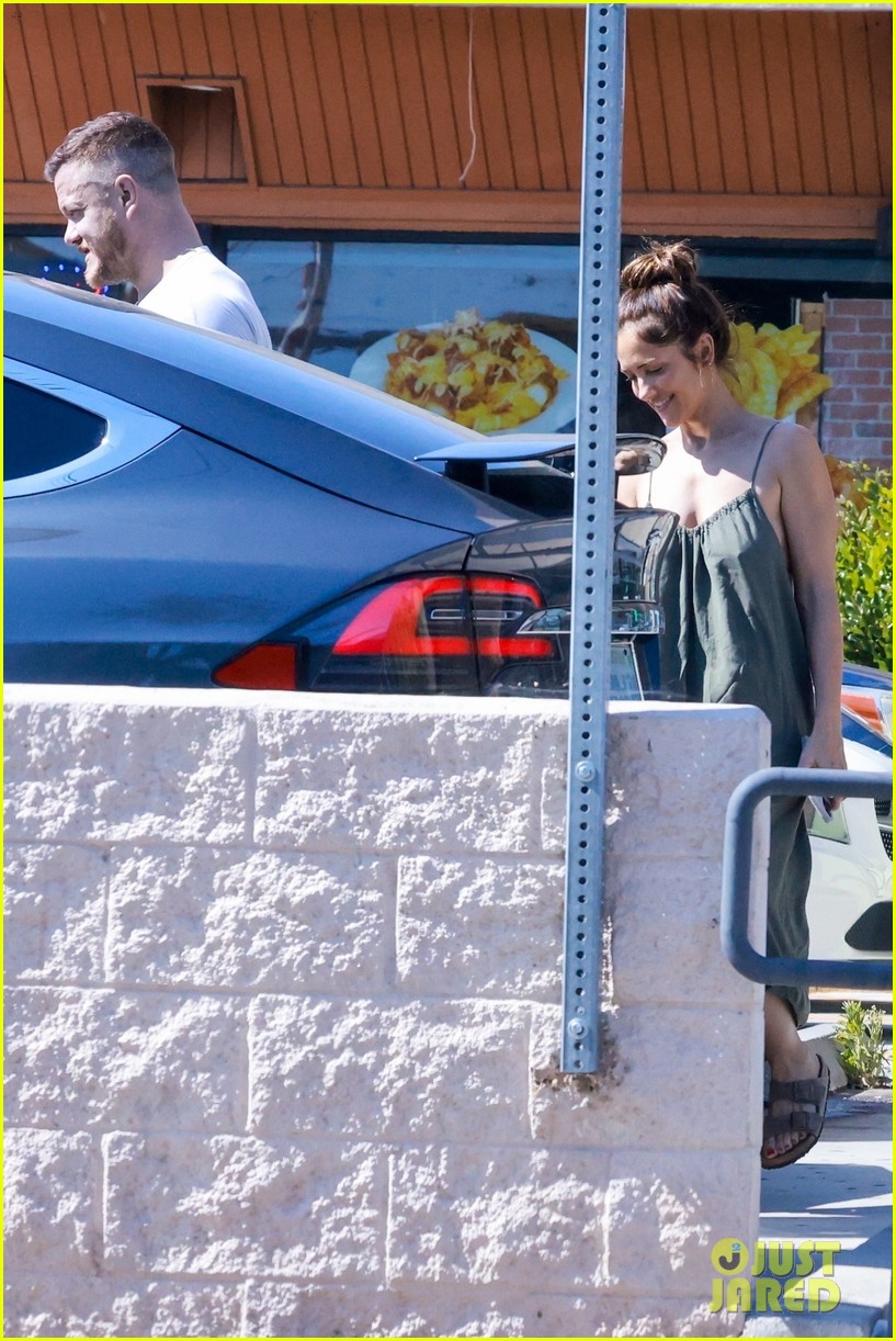 Minka Kelly & Boyfriend Dan Reynolds Visit Tanning Salon Together in ...