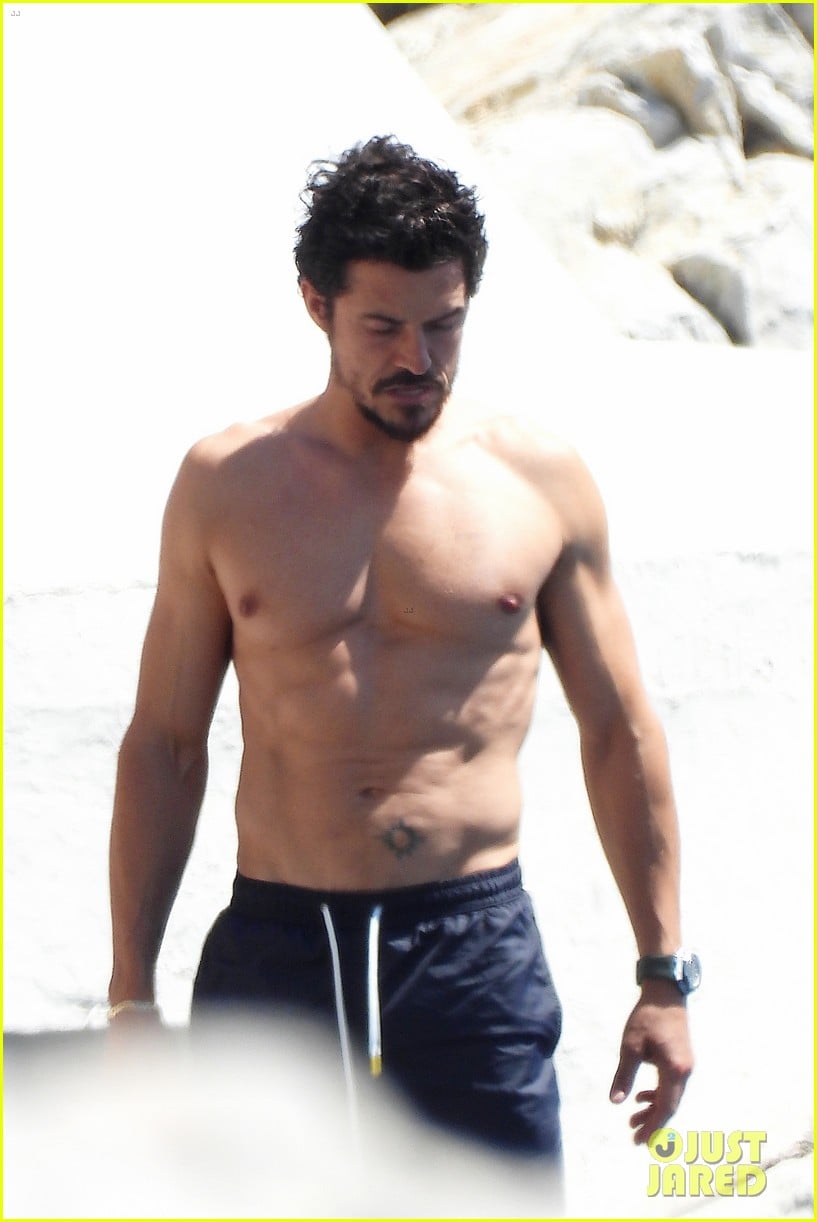 Orlando Bloom Goes Shirtless For A Beach Day In Between Cannes & F1 ...