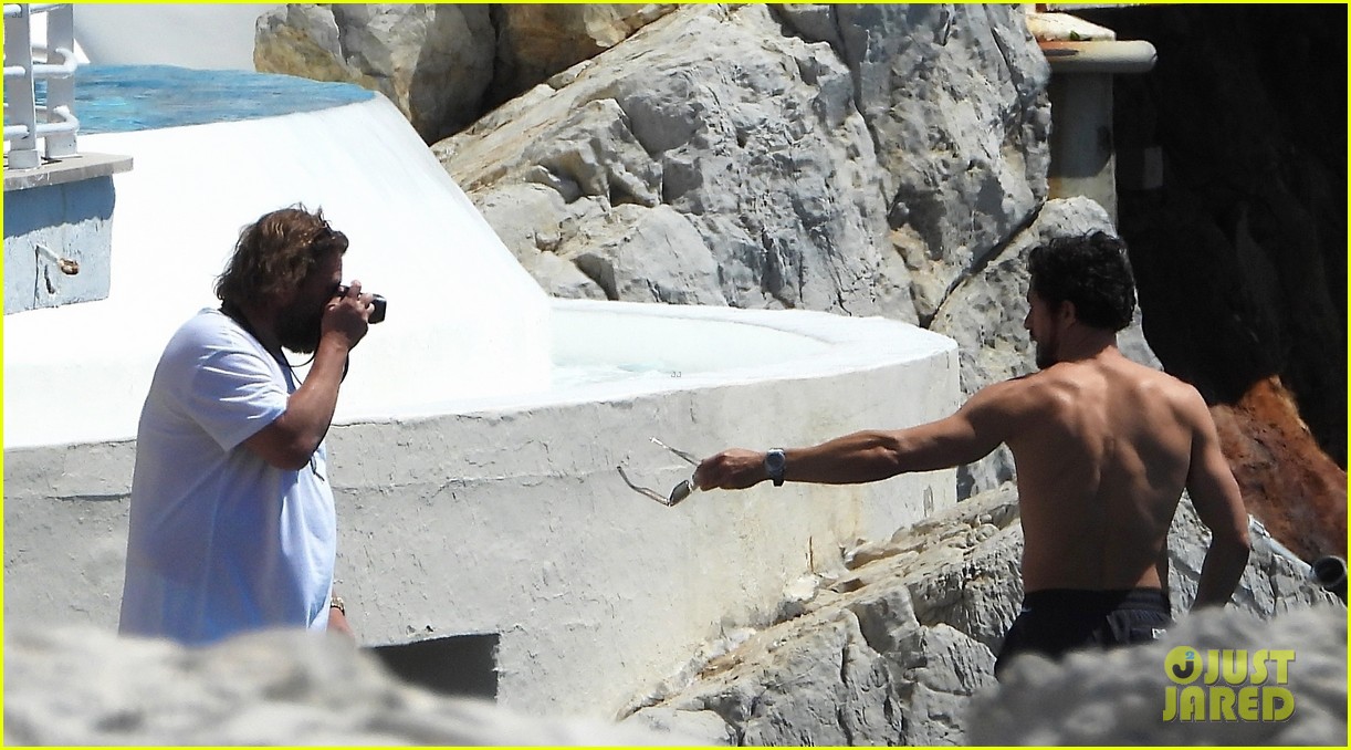 Orlando Bloom Goes Shirtless For A Beach Day In Between Cannes & F1 ...