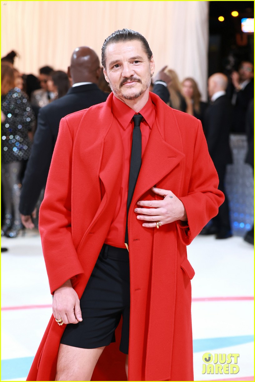 Pedro Pascal Explains the Touching Reason Why He Always Poses With His ...