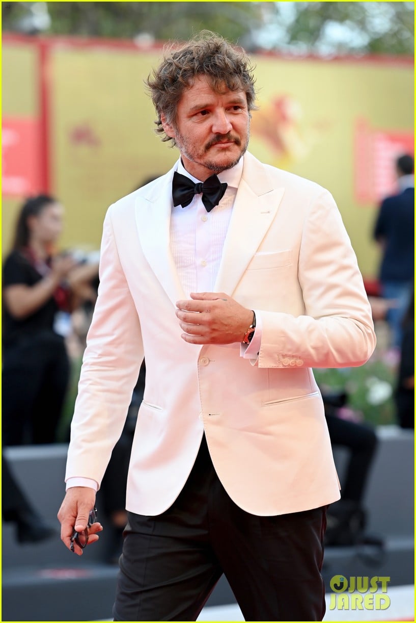 Pedro Pascal Explains the Touching Reason Why He Always Poses With His ...
