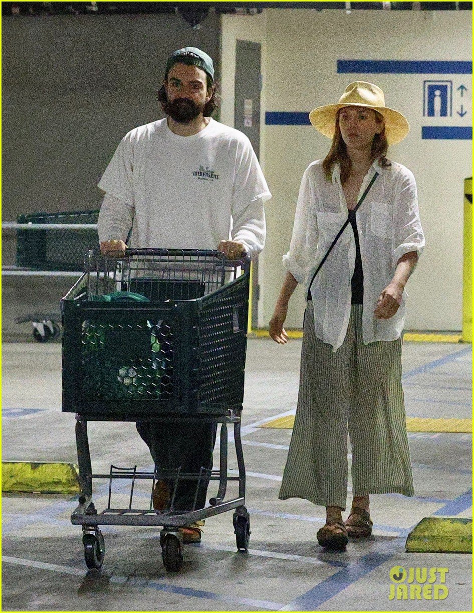 Elizabeth Olsen & Husband Robbie Arnett Run Errands Together in Studio ...