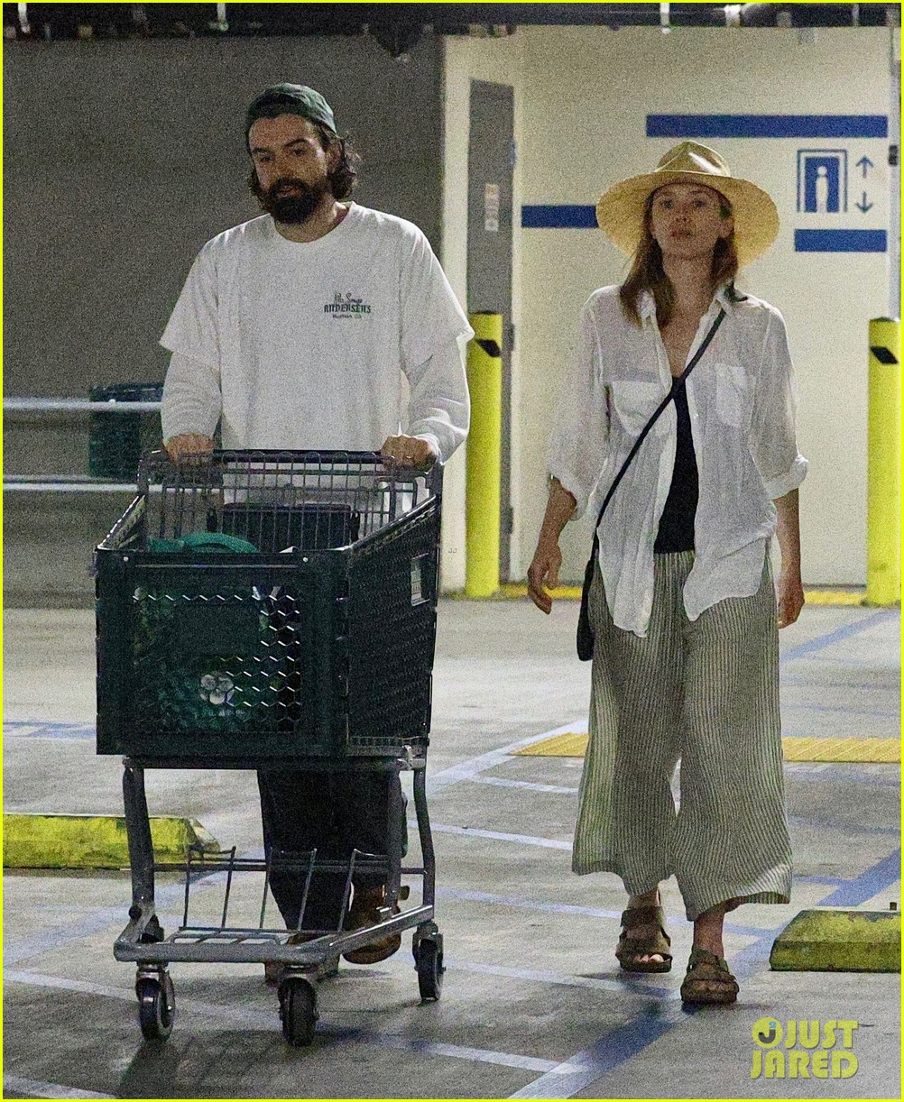 Elizabeth Olsen & Husband Robbie Arnett Run Errands Together in Studio ...
