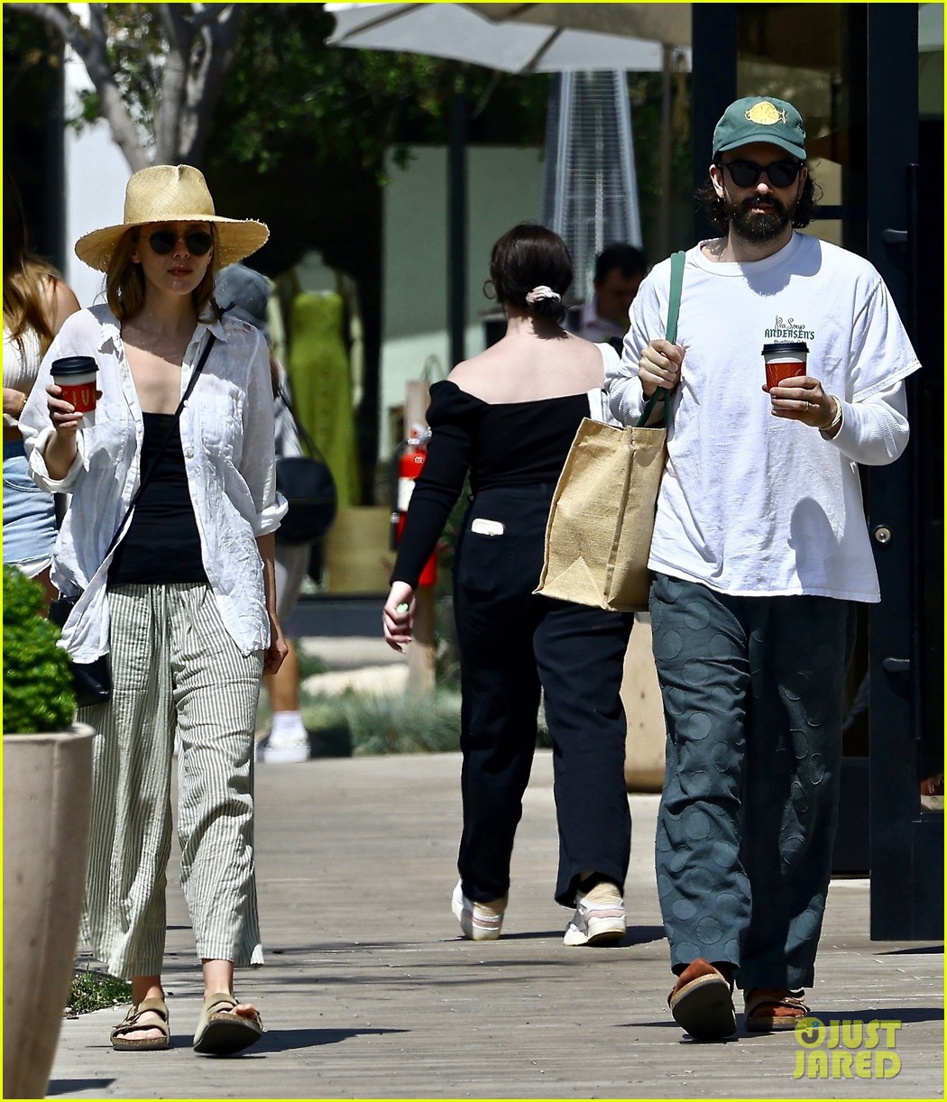 Elizabeth Olsen & Husband Robbie Arnett Run Errands Together in Studio ...