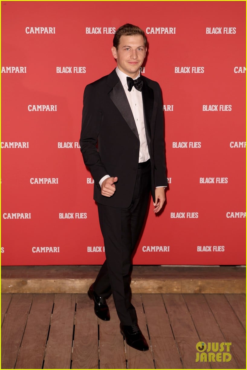 Sean Penn & Tye Sheridan Bring 'Black Flies' To The Red Carpet For ...