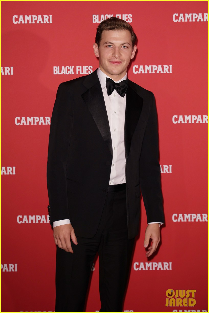 Sean Penn & Tye Sheridan Bring 'Black Flies' To The Red Carpet For ...