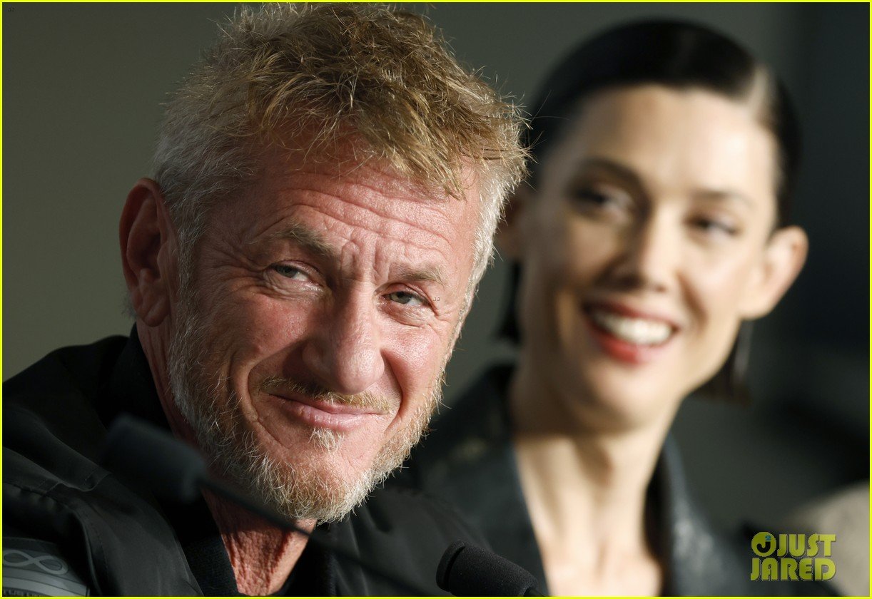 Sean Penn & Tye Sheridan Bring 'Black Flies' To The Red Carpet For ...