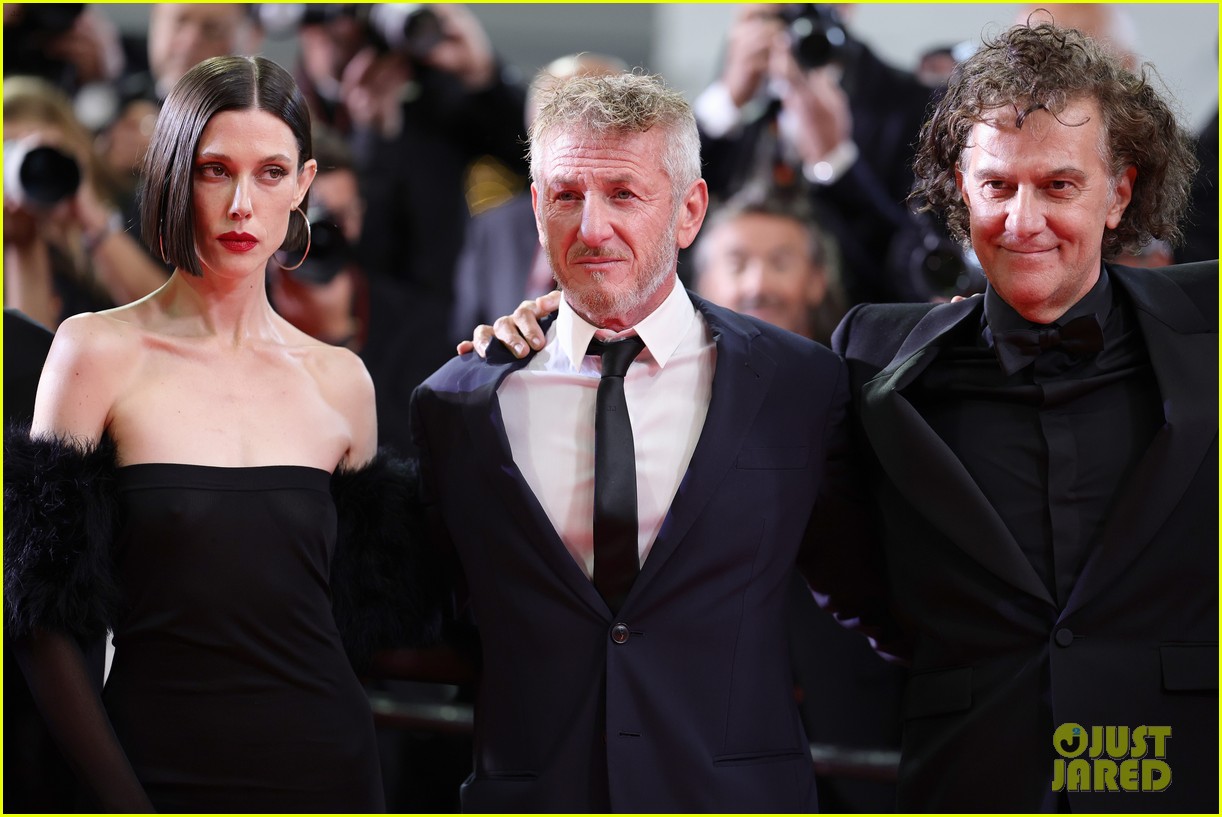 Sean Penn & Tye Sheridan Bring 'Black Flies' To The Red Carpet For ...