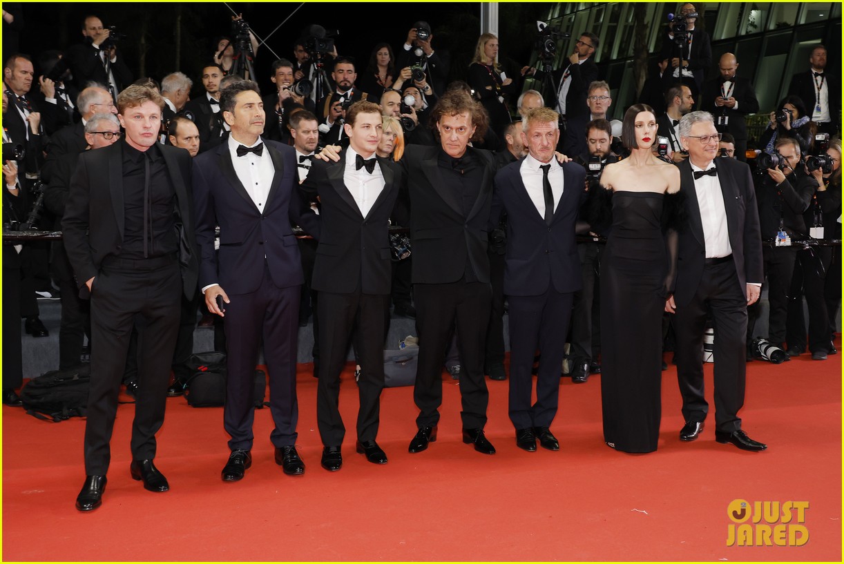 Sean Penn & Tye Sheridan Bring 'Black Flies' To The Red Carpet For ...