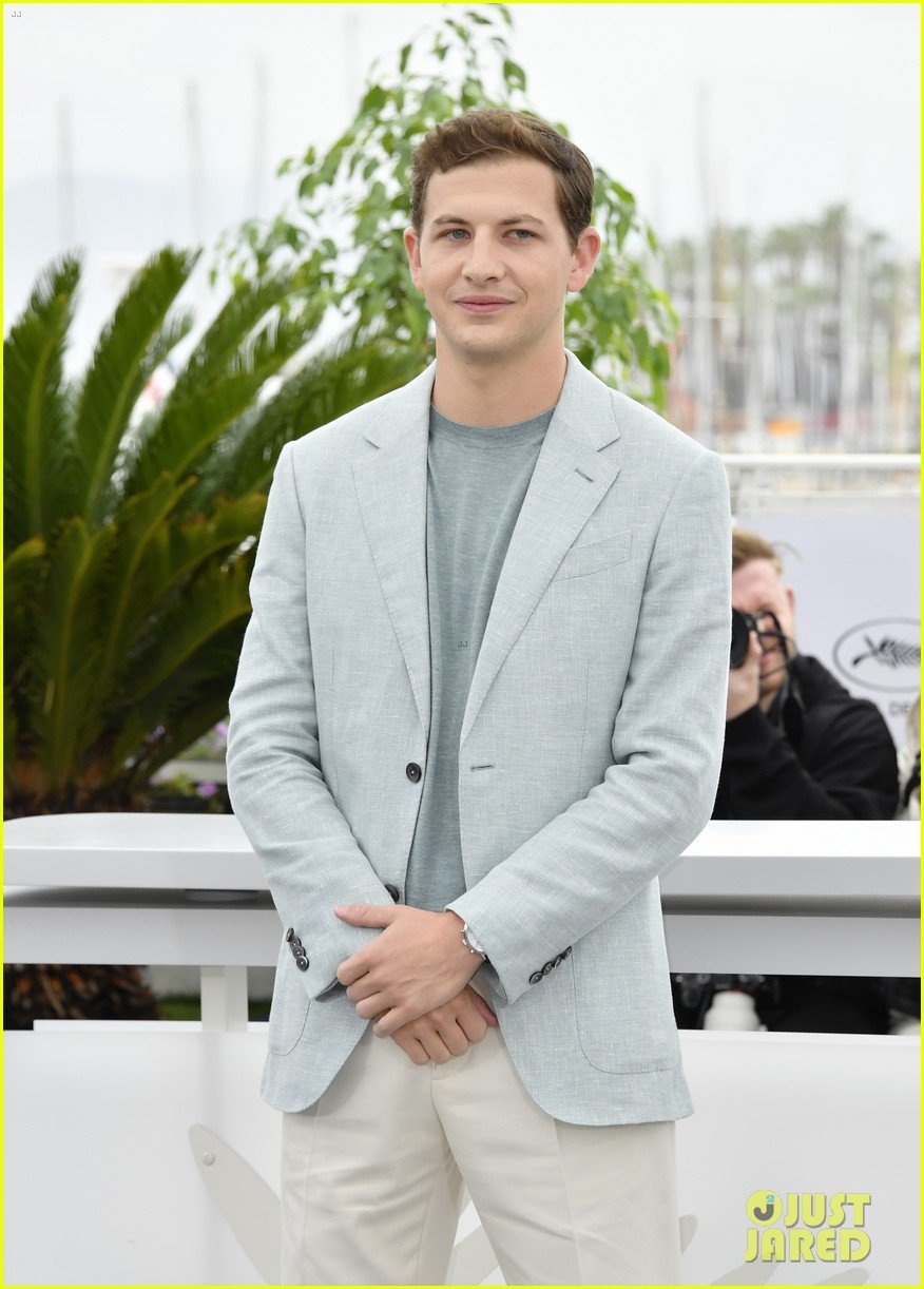 Sean Penn & Tye Sheridan Bring 'Black Flies' To The Red Carpet For ...