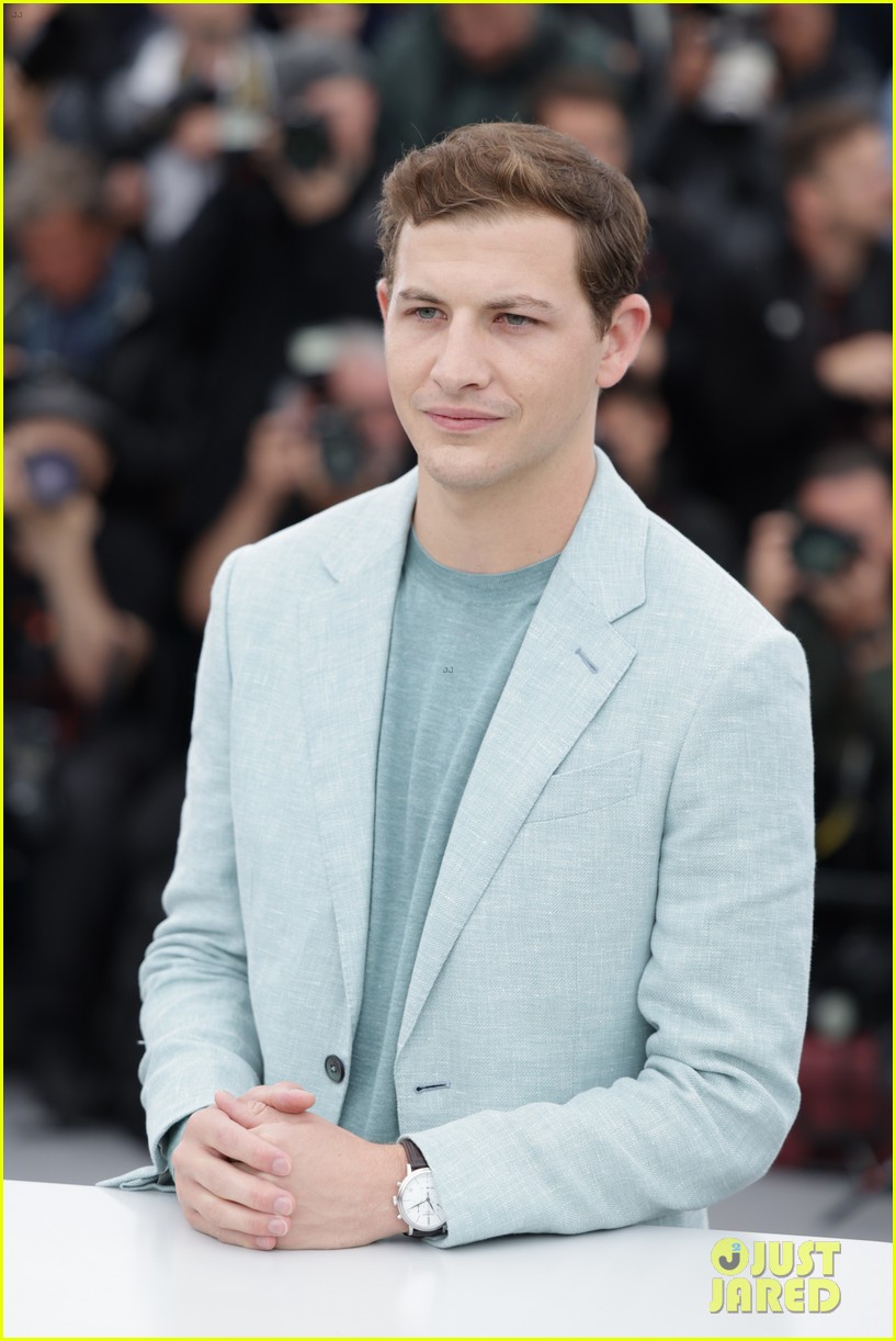 Sean Penn & Tye Sheridan Bring 'Black Flies' To The Red Carpet For ...