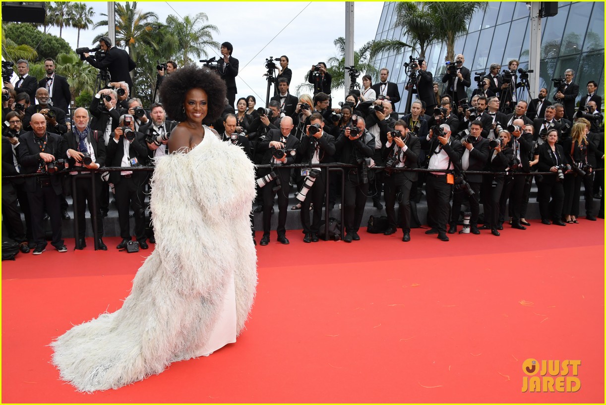 Viola Davis Turns Heads In Feathered Coat & Gorgeous Valentino Gown at ...