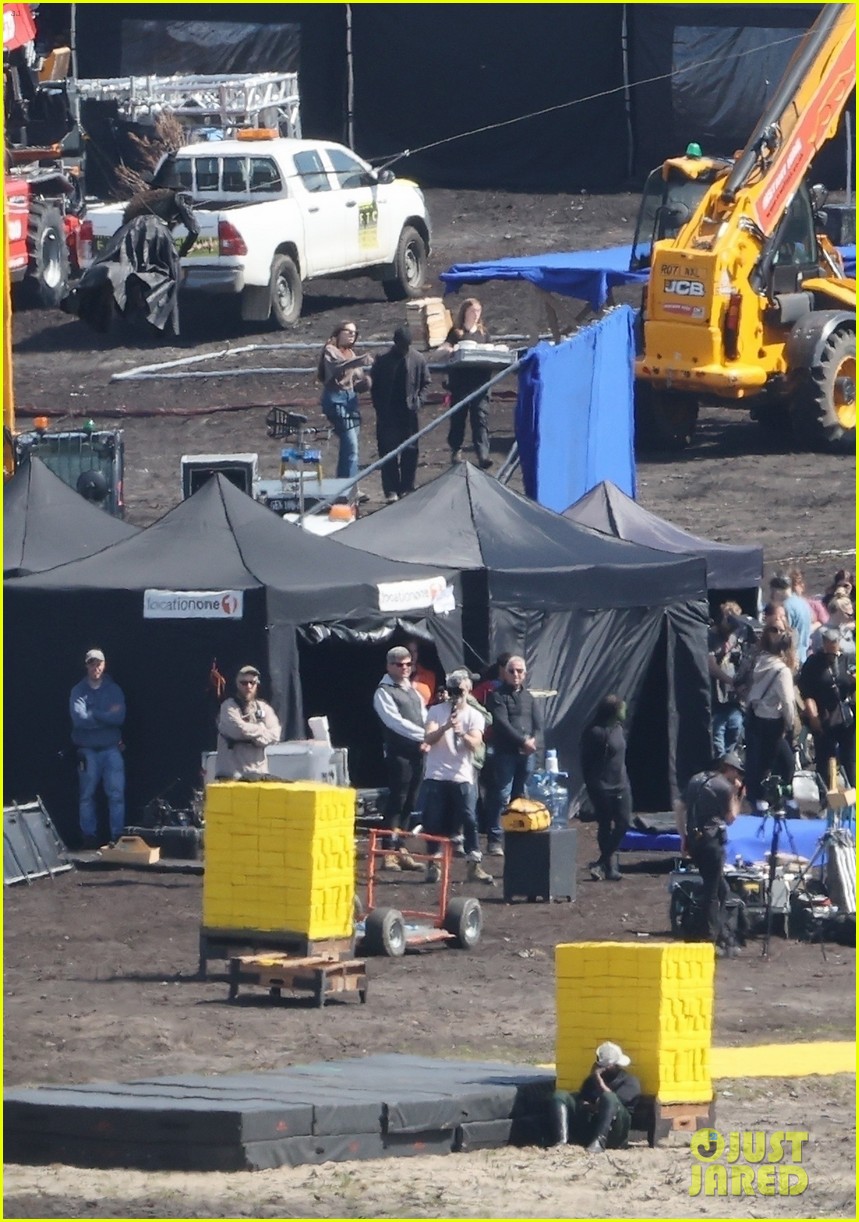 'Wicked' Set Photos Show Cynthia Erivo & Her Stunt Double Flying as ...