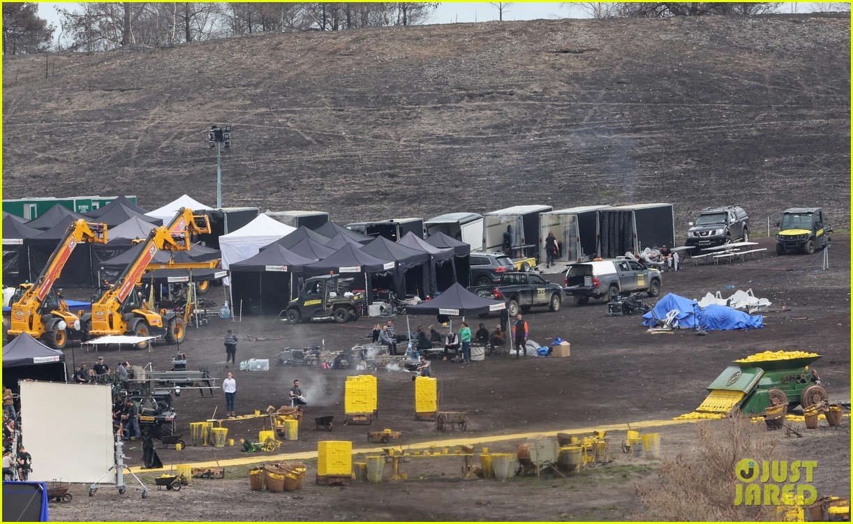 'Wicked' Set Photos Show Cynthia Erivo & Her Stunt Double Flying as ...