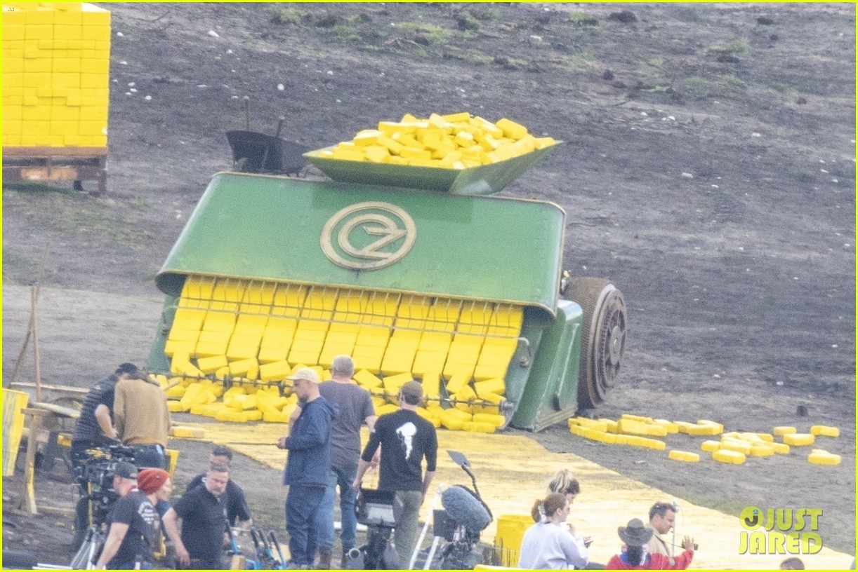'Wicked' Set Photos Show Cynthia Erivo & Her Stunt Double Flying as ...