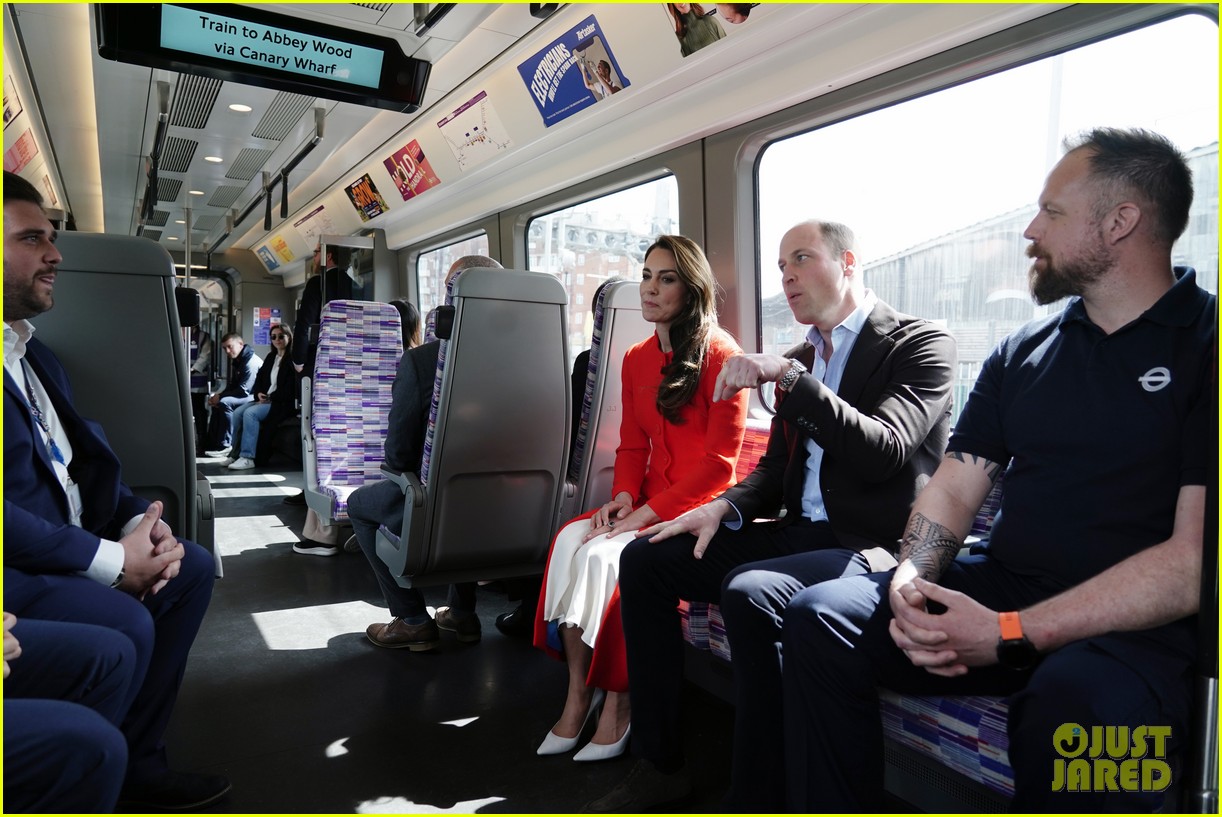 Prince William & Kate Middleton Enjoy Pints at a Pub, Ride Public ...