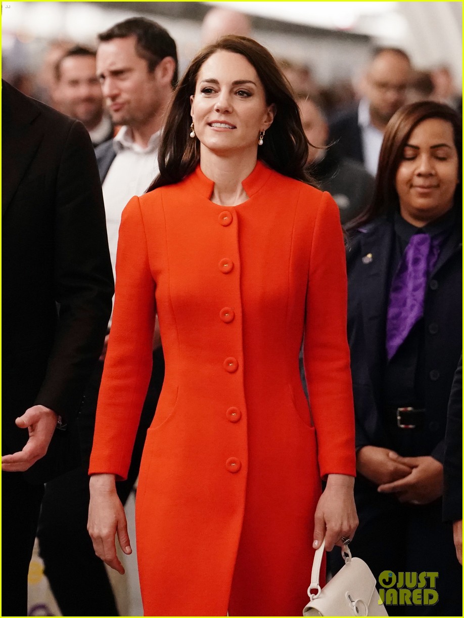 Prince William & Kate Middleton Enjoy Pints at a Pub, Ride Public ...