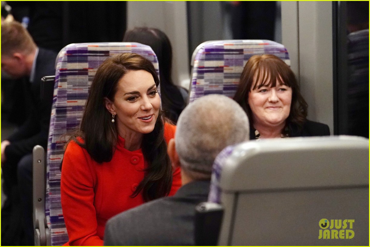 Prince William & Kate Middleton Enjoy Pints at a Pub, Ride Public ...